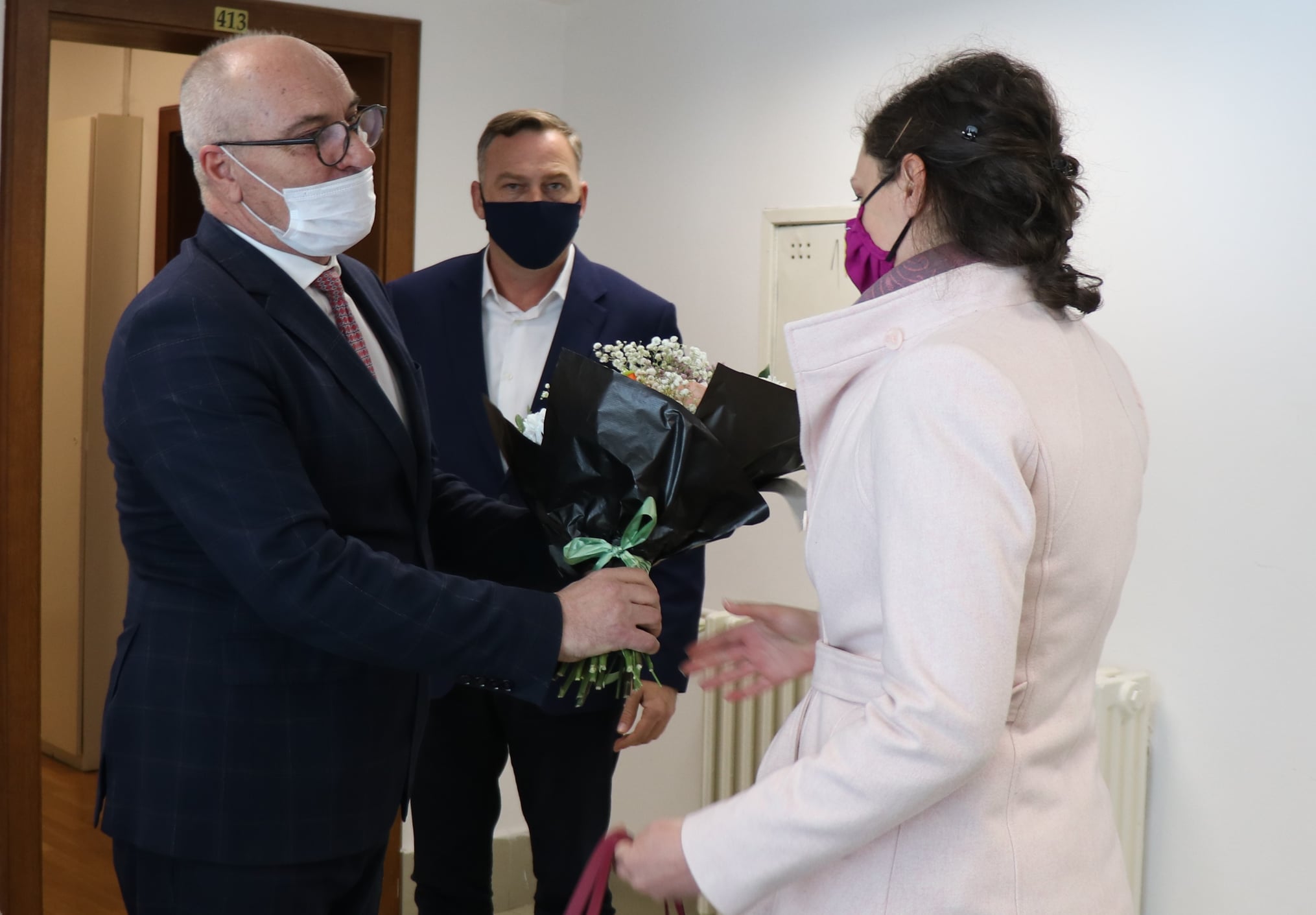 Ministrja Artane Rizvanolli pranon detyrën nga Muharrem Nitaj - Kosovo ...