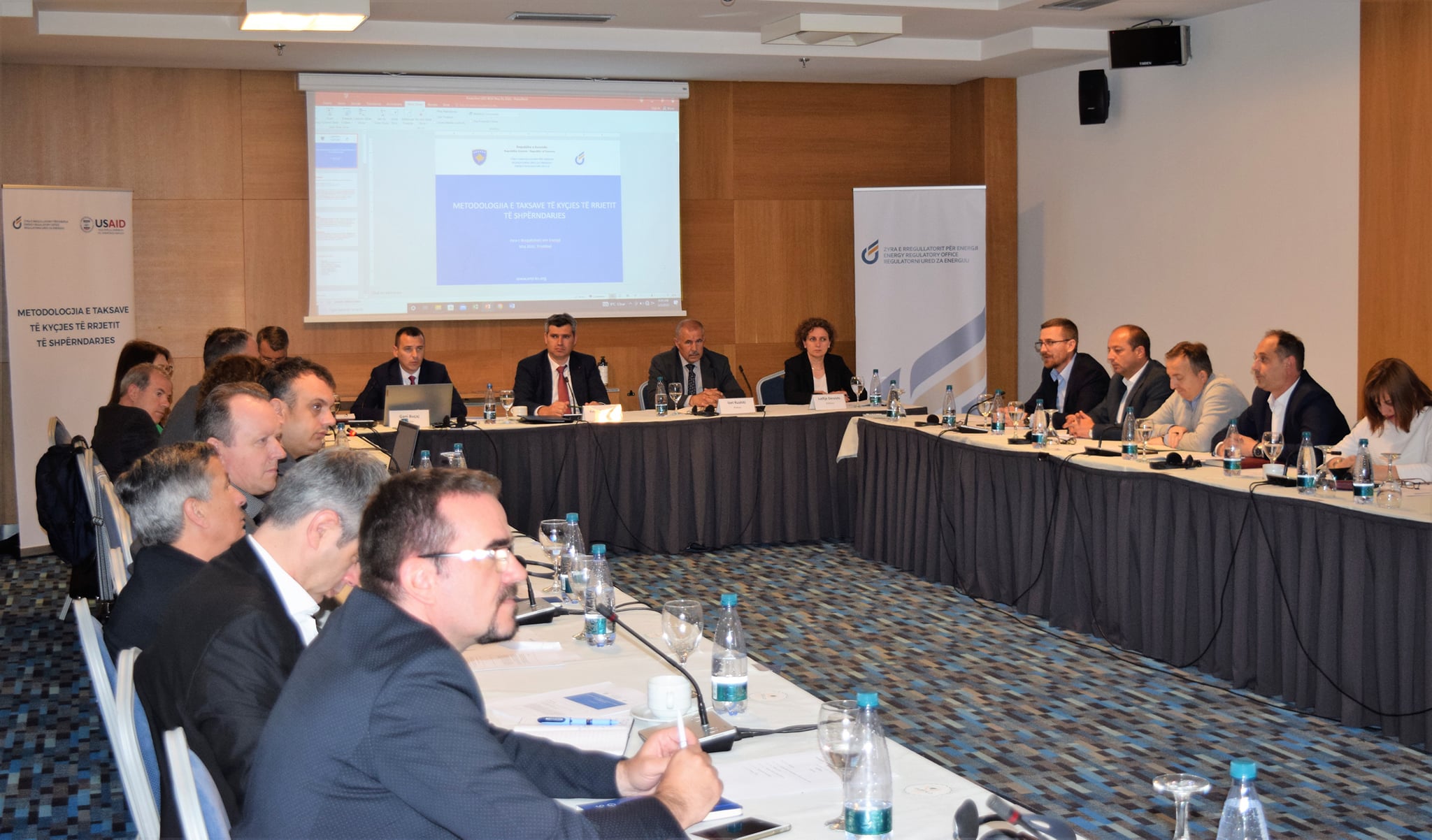 ZRRE ka mbajtur tryezën e hapur për metodologjinë e taksave për kyçje ...