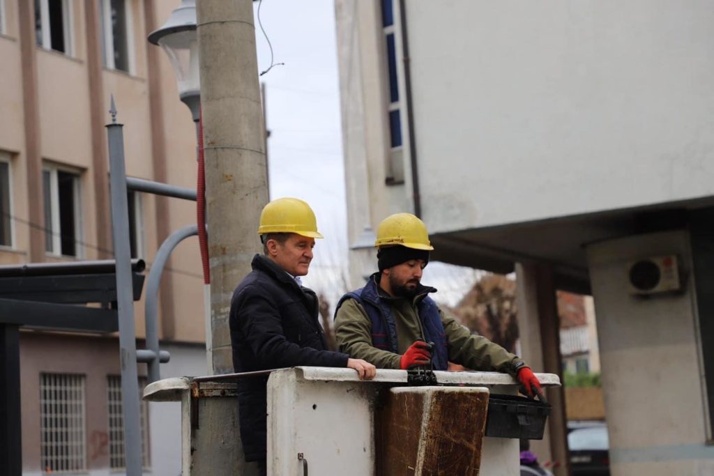 Vushtrria largon kabllot e rrymës nga sheshi i qytetit - Kosovo.energy